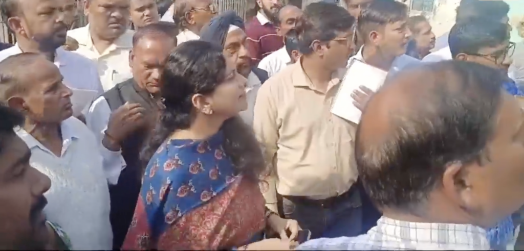 आगरा मेट्रो निर्माण से क्षतिग्रस्त मकानों के मामले में मंडलायुक्त ने दिए सख्त दिशा-निर्देश - Agra 24